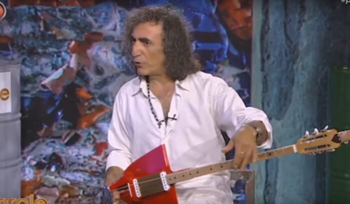 Ο Τάκης Πλακιάς παρουσιάζει το μοναδικό μπουζούκι – φτυάρι στην Ανίτα ...